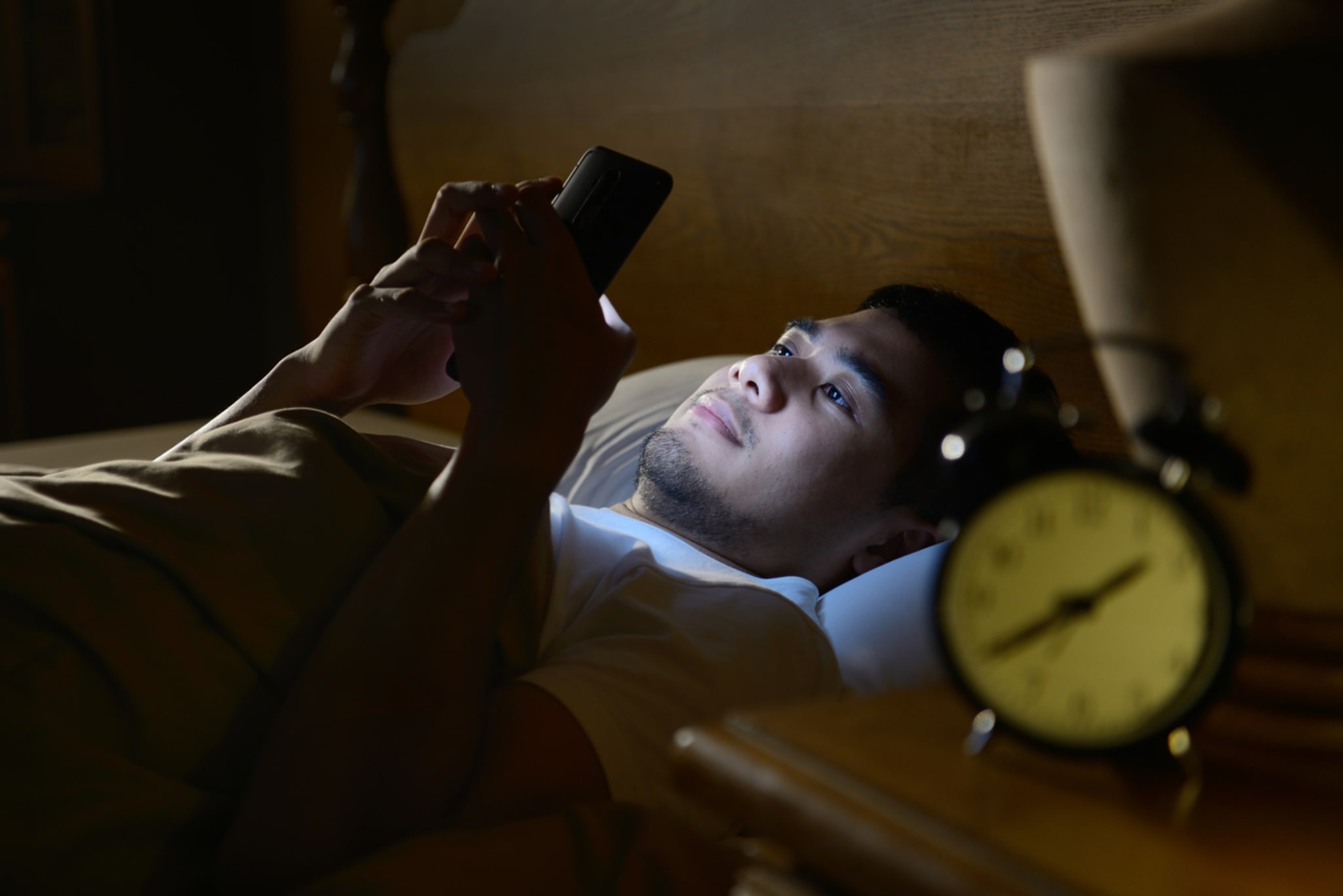 Das Handy in meinem Bett: Weniger Schlaf durchs Smartphone - coliquio