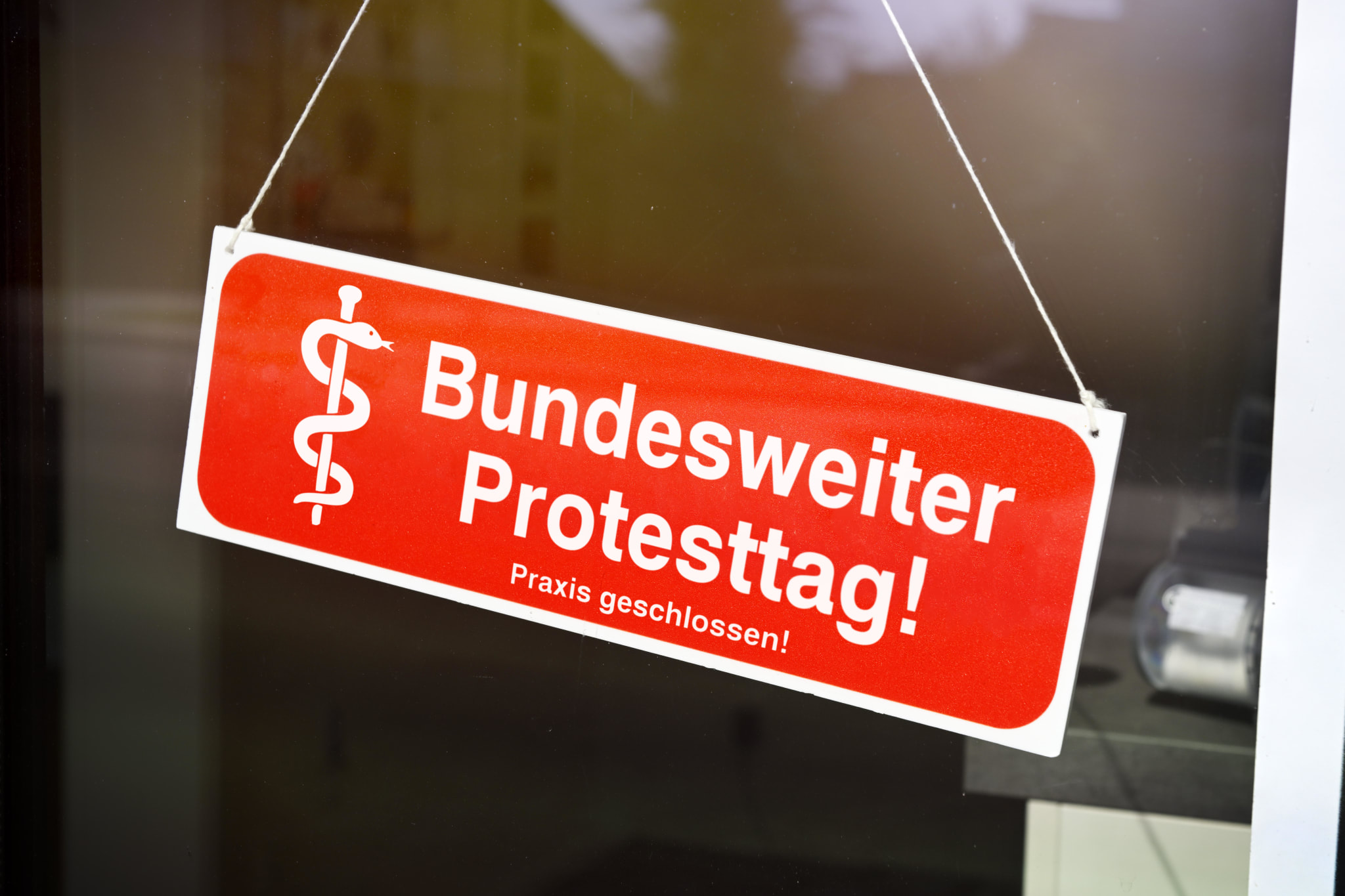 Praxis zu, Kittel weg – Ärzte-Protest gegen Gesundheitspolitik