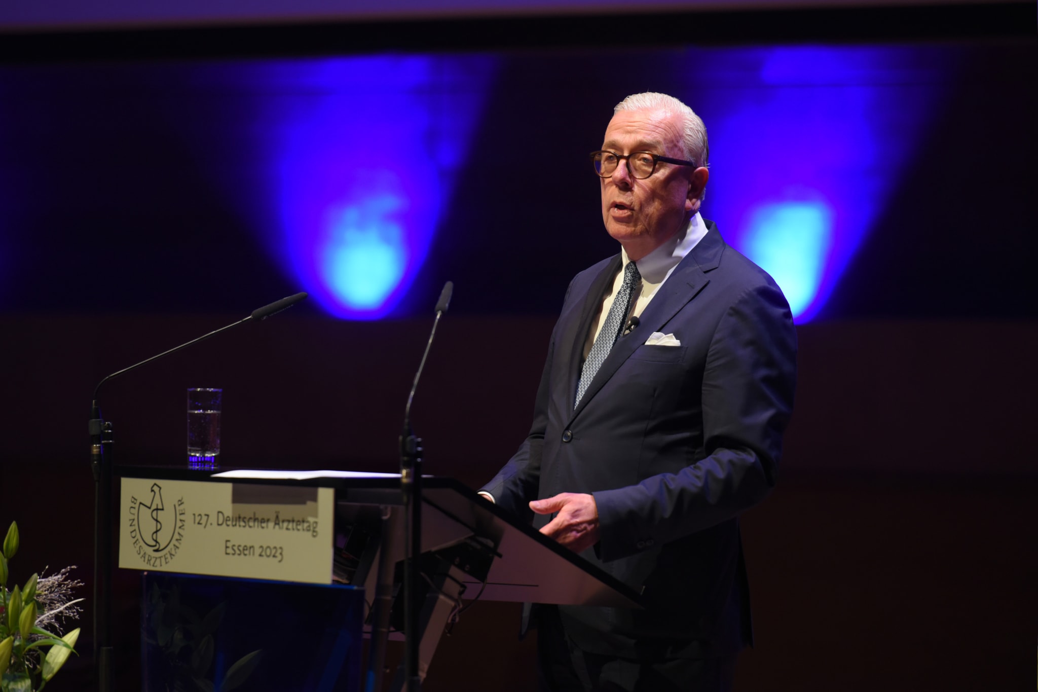 Reinhardt bleibt Ärztepräsident - und will der Politik Druck machen